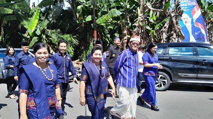 NasDem Tana Toraja Pakai Baju Adat Daftarkan Bacaleg ke KPU ...