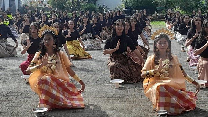 1.220 Siswa Toraja Utara Menari Tari Pa'duppa untuk Pecahkan Rekor MURI ...