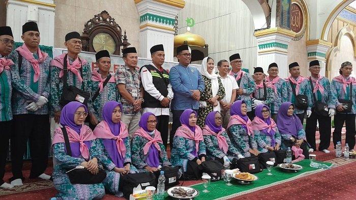 Bupati Toraja Utara Yohanis Bassang Lepas 19 Jemaah Calon Haji di ...