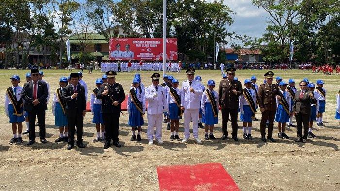 Bupati Yohanis Bassang Bangga Pelajar Toraja Utara Tembus Paskibraka ... Bupati Yohanis Bassang Bangga Pelajar Toraja Utara Tembus Paskibraka ...