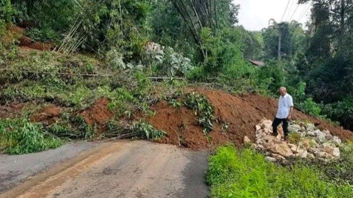Longsor Susulan Tutup Akses Jalan Poros Pangala'-Rantepao Toraja Utara ...