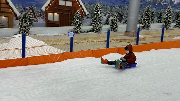Snow World Dibuka Mulai 21 April, Rasakan Sensasi Bermain Salju di ...