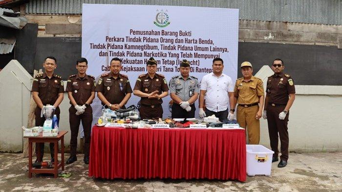 Cabjari Rantepao Musnahkan 872 Item Barang Bukti Kejahatan ...