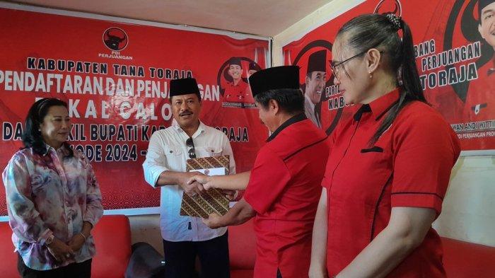 Darma, Sarce, dan Pendeta Aser Kembalikan Formulir Calon Bupati di PDIP ...