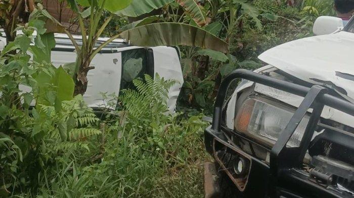 Supir Diduga Ngantuk, Minibus Tabrak Mobil Parkir Hingga Nyaris Masuk Sungai - Tribuntoraja.com