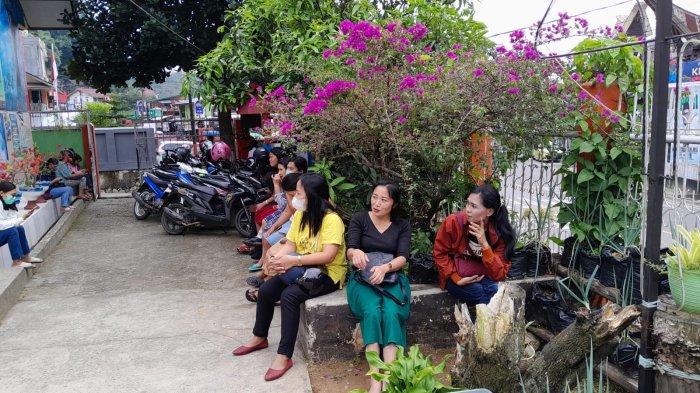 Emak-emak di Toraja Antri Antarkan Buah Hati di Hari Pertama Sekolah - Tribuntoraja.com