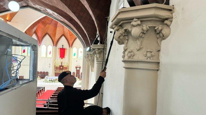 Gegana dan K-9 Sterilisasi Gereja Katedral Makassar Jelang Jumat Agung ...