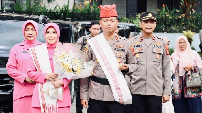 Tradisi Pedang Pora Warnai Lepas Sambut Kapolres Tana Toraja - Tribuntoraja.com