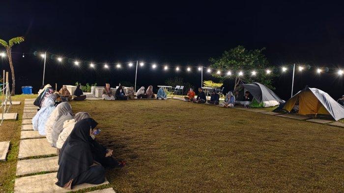 Ngopi, Kemping, dan Petik Stroberi di Batara White House Kapala Pitu ...