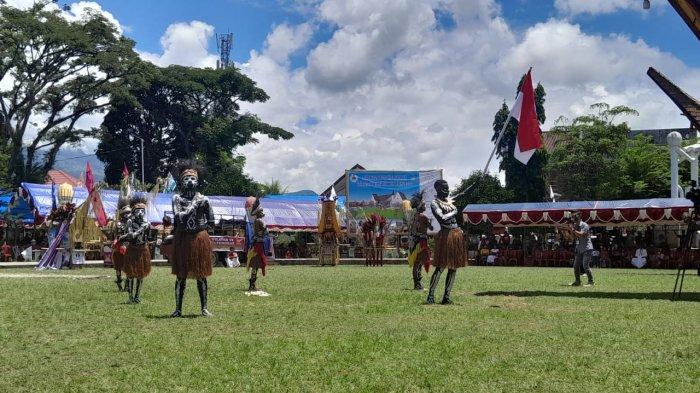 Ketika Remaja Papua Bawa Replika Tombak dan Panah di Tengah Perayaan ...