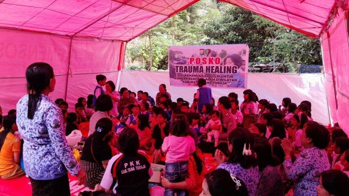 70 Anak Korban Longsor Toraja Ikuti Program Trauma Healing Kemensos di Posko Bencana ...