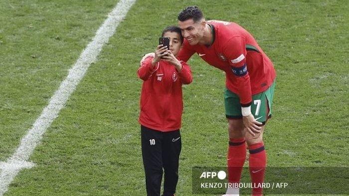 Bocah Nekat Masuk Lapangan Demi Foto Bersama Cristiano Ronaldo di Laga ...
