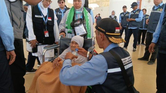 Kisah JCH 109 Tahun, Tiba di Tanah Suci, Mbah Sumbuk Minta Kue Lemet ...