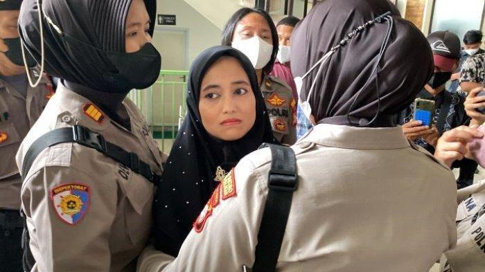 Kekuatan Emak-emak: Fans Terobos Sidang Demi Peluk Ferdy Sambo ...