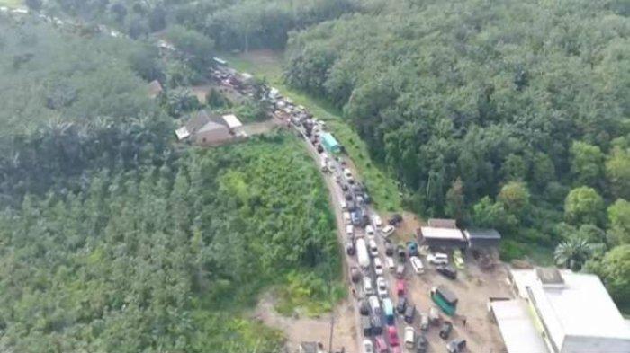 Macet Parah Hingga 23 Kilometer di Jalur Lintas Sumatera, Pemudik Nginap di Jalan - Tribuntoraja.com