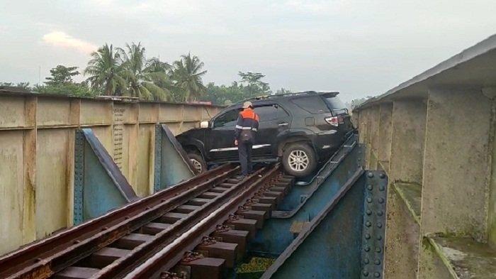 Supir Fortuner di Banyumas Sengaja Terjunkan Mobil ke Rel Kereta Api ...