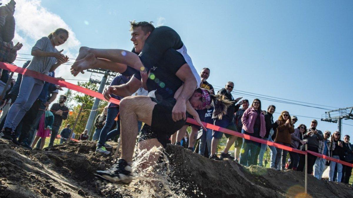 5 Lomba Paling Aneh di Dunia, Gendong Istri hingga Snorkeling dalam ...