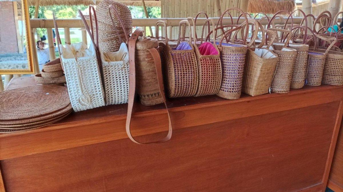 Belanja Tas Rotan Oleh-oleh Khas Bali di Ata Aksana Raya, Harga Mulai ...
