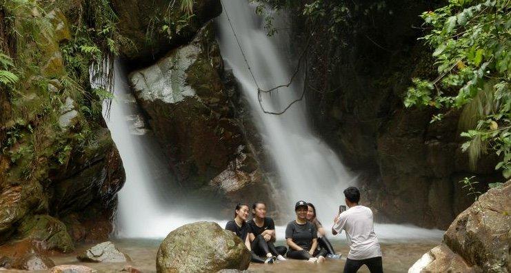 Uniknya Curug Kembar di Desa Batu Layang, Cisarua, Bogor, Jabar, Ada ...