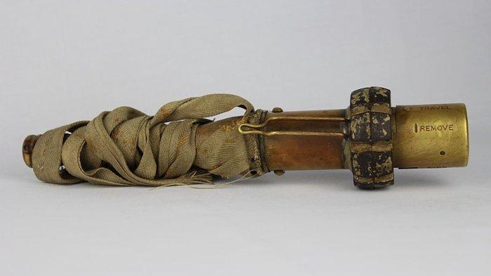 Nenek 90 Tahun Pakai Granat sebagai Palu Menumbuk Cabai dan Kacang ...