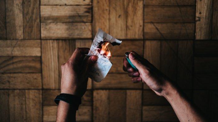 Perkara Helm, Wanita SMA Nekat Bakar Ijazah S1 Mantan Pacarnya, Videonya Viral di Medsos ...