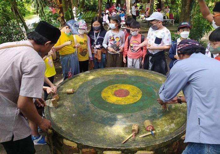 Bertabur Permainan Tradisional, Serunya Mengunjungi Kampoeng Dolanan ...