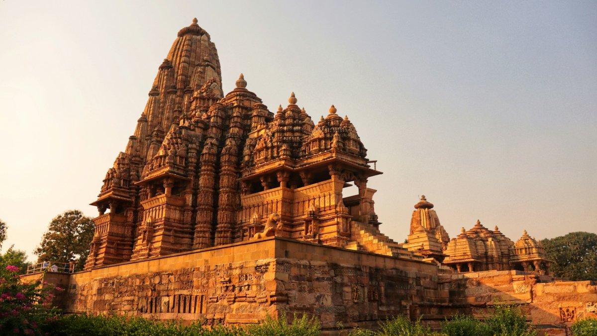 6 Tempat Wisata Terbaik di India, Jelajah Kuil Khajuraho hingga ...