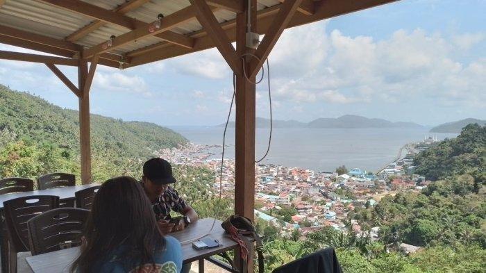 Menikmati Keindahan Kota Tarempa dari Bukit Tengkorak di Pulau Siantan ...