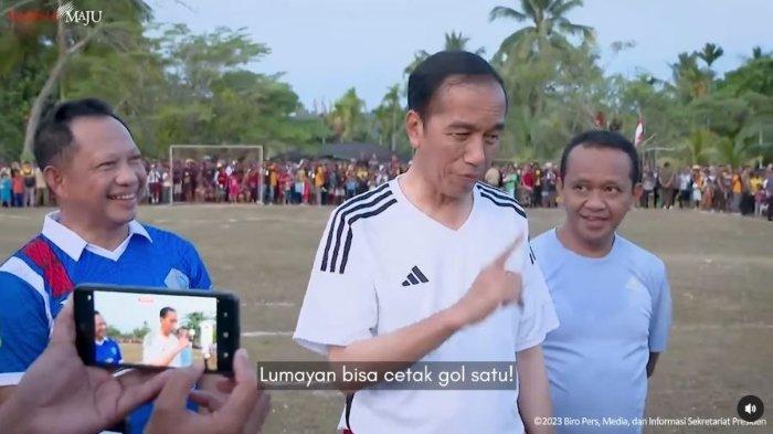Viral Video Jokowi Main Sepak Bola Bareng Anak Papua, Sempat Jadi Kiper ...