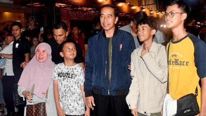 Potret Presiden Jokowi Tahun Baruan di Kota Solo, Kunjungi Ngarsopuro dan Jajan Angkringan ...