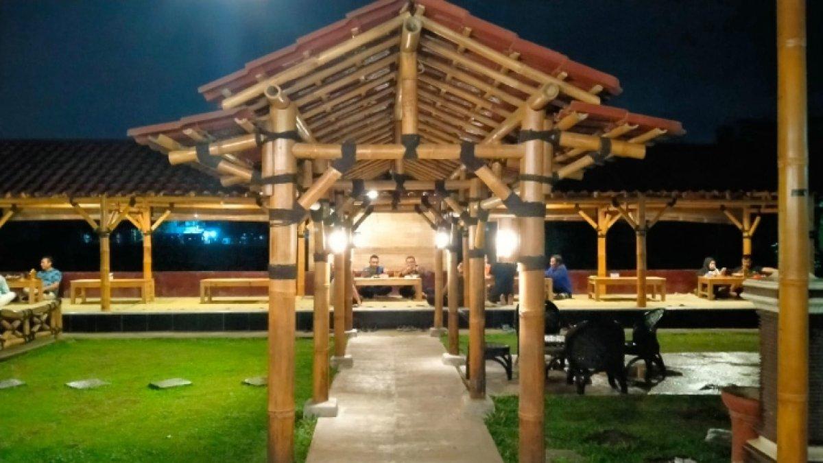 Wedangan Omah Gubug, Tempat Nongkrong Favorit di Karanganyar Bernuansa ...