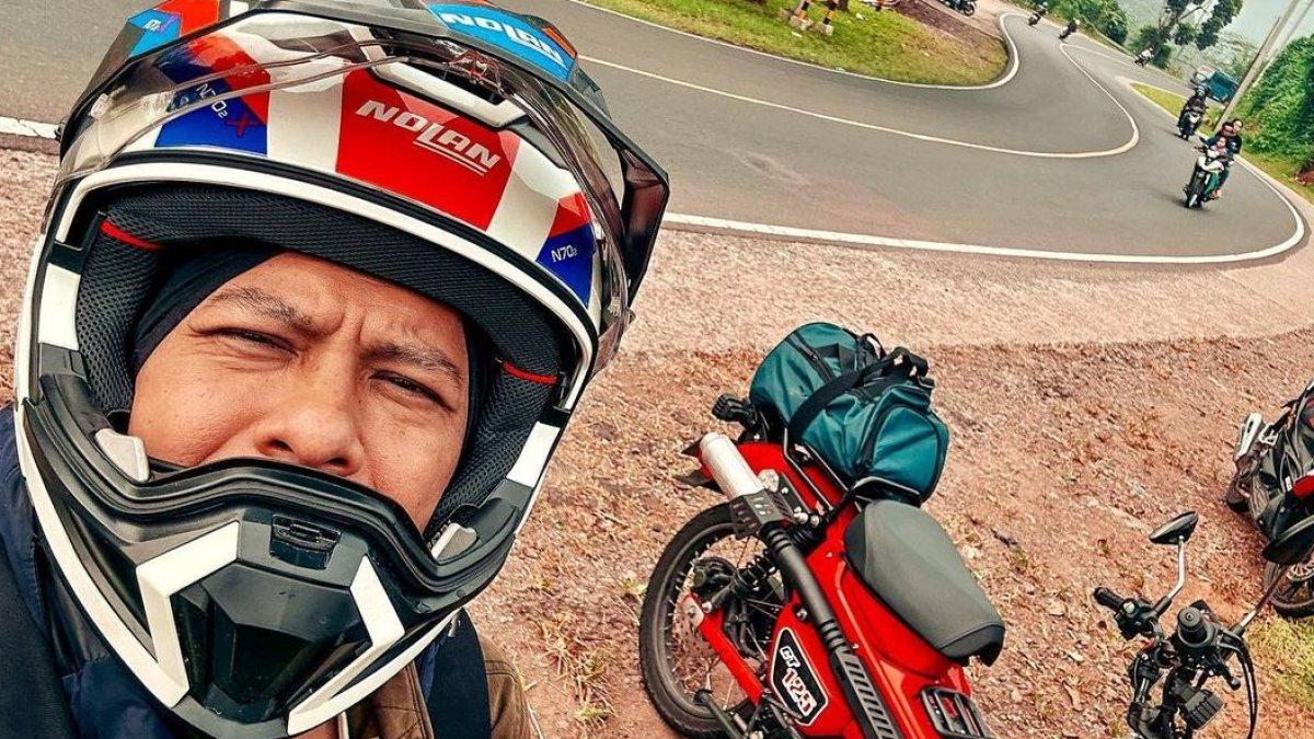 Bukan Mobil, Ariel NOAH Pilih Mudik Naik Motor Bebek Merah Seharga ...