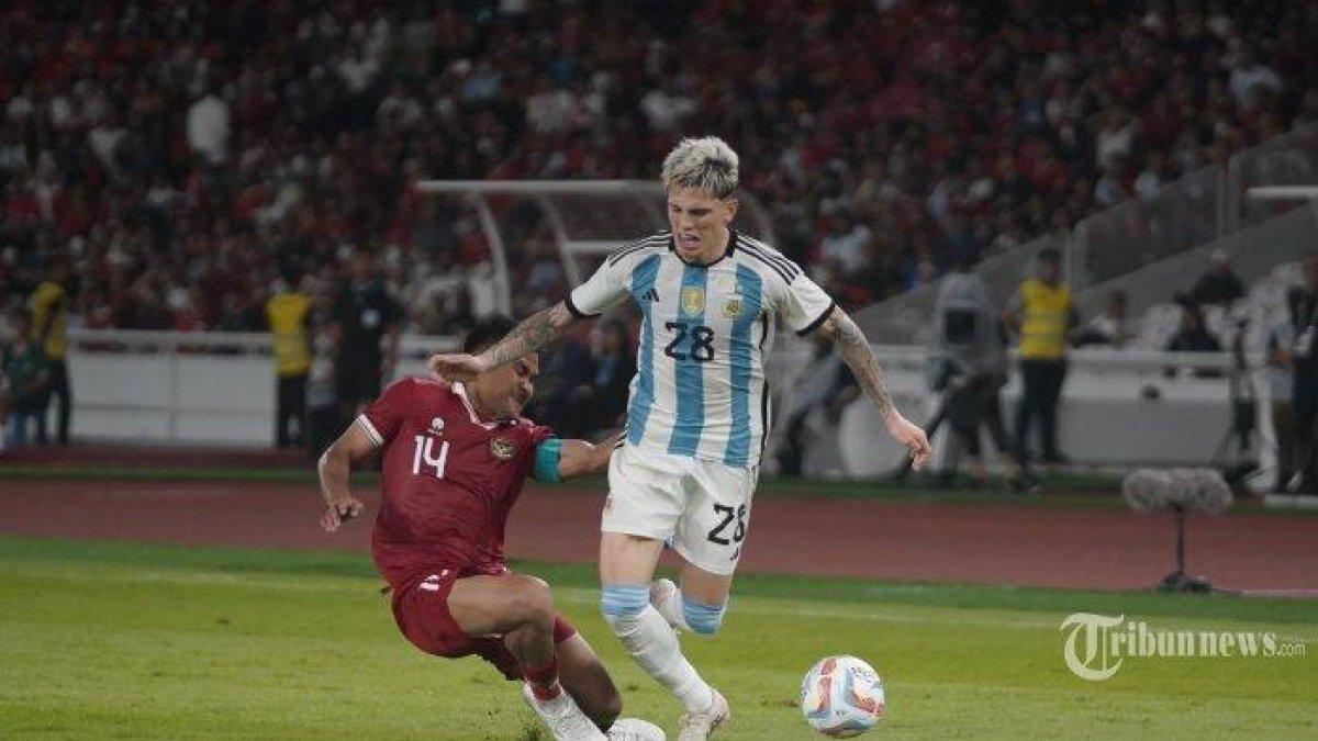 Viral Suporter Masuk Lapangan saat Laga Indonesia vs Argentina, Berhasil Peluk Alejandro ...