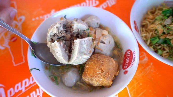 Sajian Bakso Jumbo Rudal di Bandung, Isiannya Pakai Daging Cincang dan ...