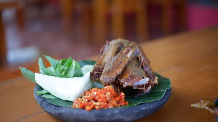 Kuliner Lampung - Daging Lunak dan Bumbu Meresap, Bebek Goreng di Alas ...