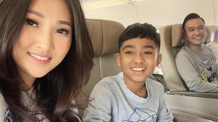 Liburan Artis - Foto-Foto Betrand Peto Pulang Kampung ke NTT, Disambut Upacara Adat - Tribun Travel