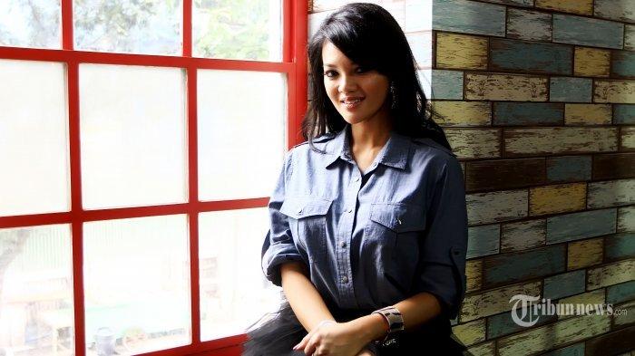 Farah Quinn Promosikan Varian Kue Baru Queen Apple di Malang - Tribun ...