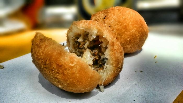 Terlihat Mirip, Ini Bedanya Combro, Misro, dan Comet, Camilan Khas ...