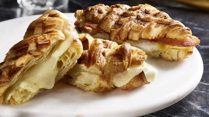 5 Tempat Makan Croffle di Jogja, Camilan Kekinian Perpaduan Croissant ...