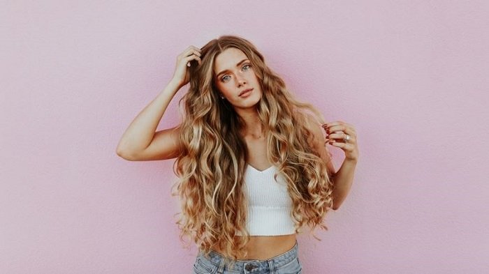 Cara Simpel Membuat Rambut Curly Tanpa Menggunakan Catok, Cuma Butuh ...