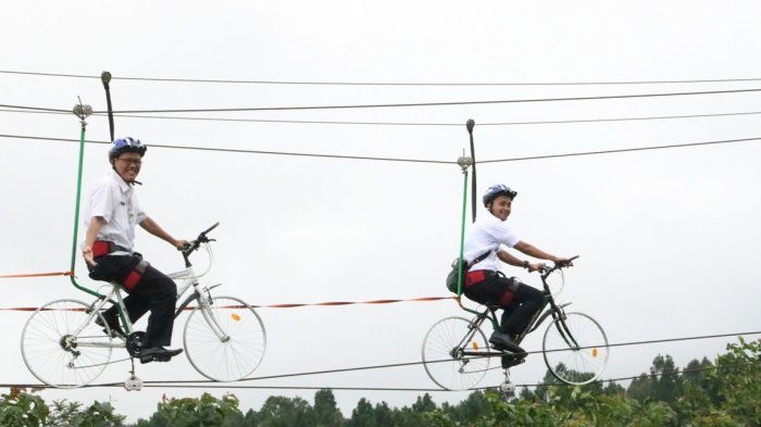 Mirip The Lodge Maribaya Lembang, Sepeda Layang Desa Wisata Lembah Asri ...