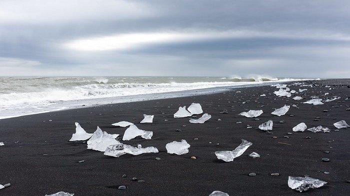 7 Pantai Pasir Hitam Paling Menakjubkan di Dunia, Termasuk Pantai ...