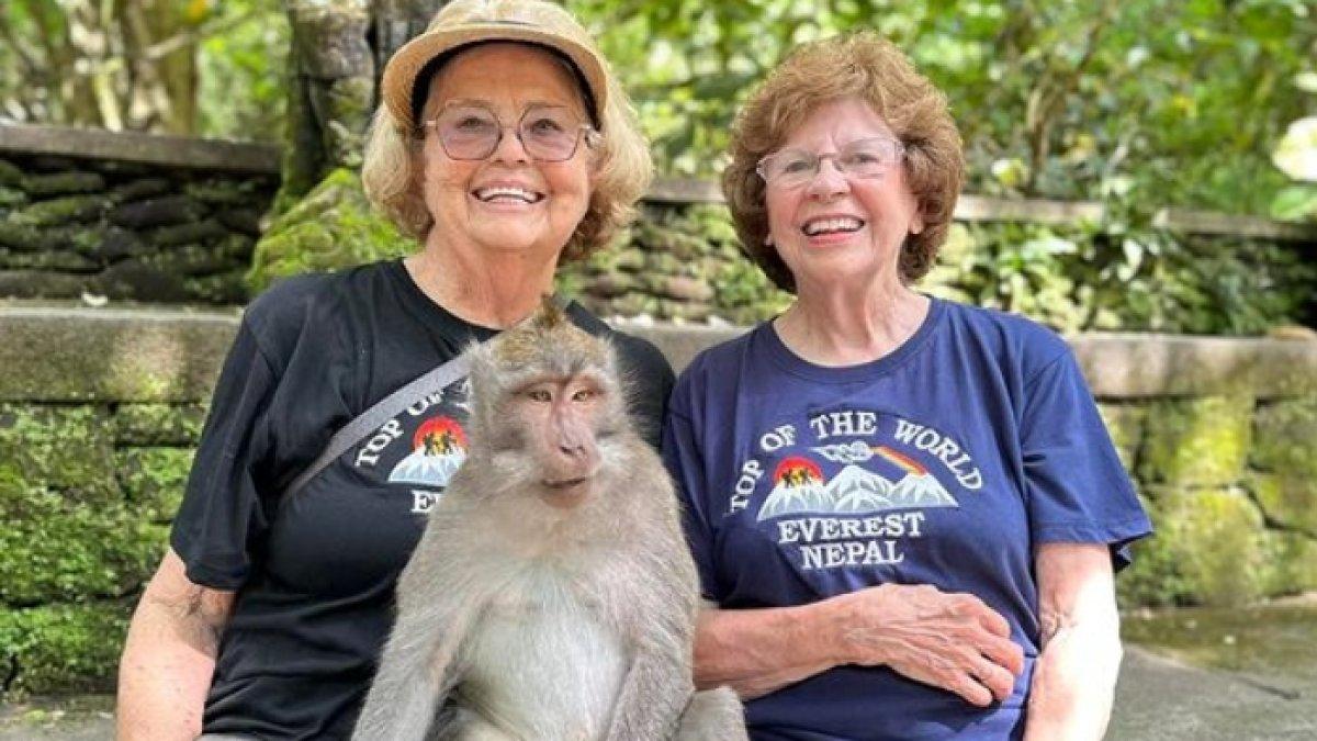 Viral 2 Sahabat 81 Tahun Traveling 7 Benua Selama 80 Hari, Sebut Bali ...