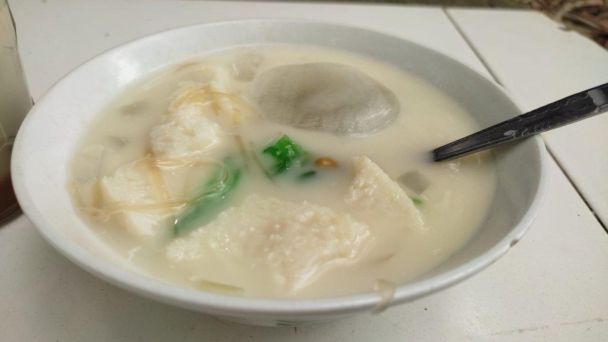 Es Batil Ibu Hj Bayanah di Lamongan Laris Manis saat Libur Tahun Baru ...