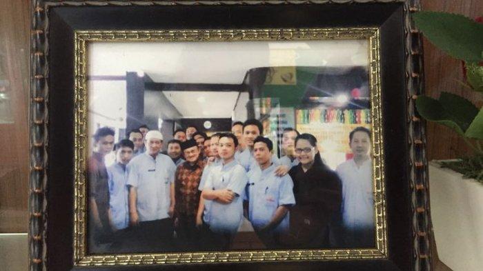 Rumah Makan Padang Sari Bundo Jual Ayam Goreng Favorit BJ Habibie ...