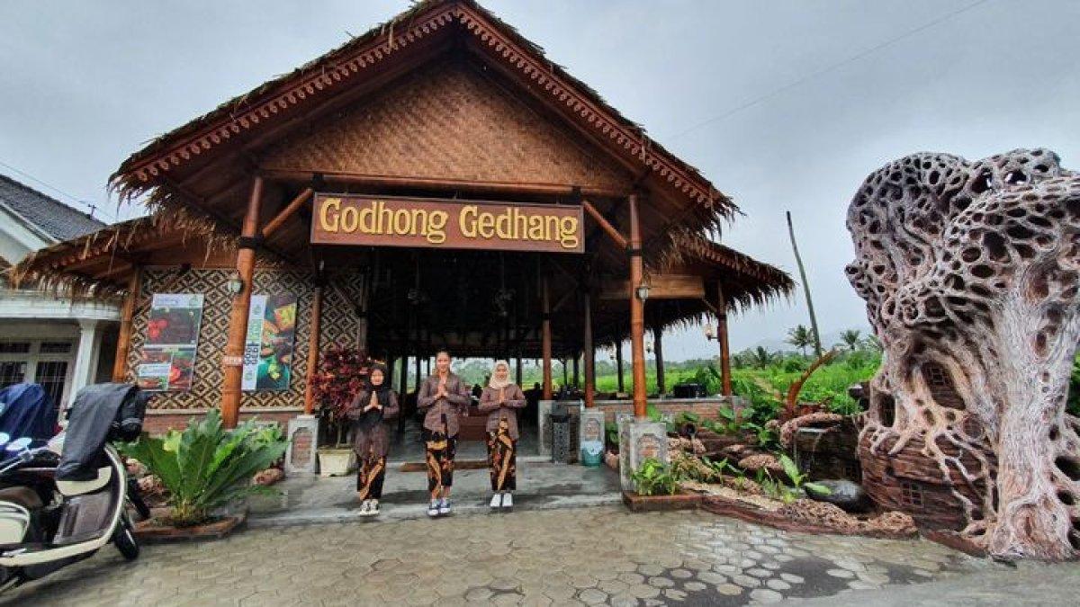 5 Makan Siang Enak di Lumajang, Ada Godhong Gedhang yang Tawarkan ...