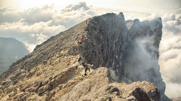 Mendaki Gunung Merapi Saat Malam Tahun Baru, Perhatikan 6 Hal Penting ...