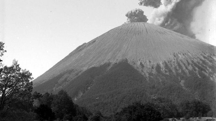 Jadul tapi Keren, Inilah Foto Fenomenal 7 Gunung di Indonesia Tahun ...