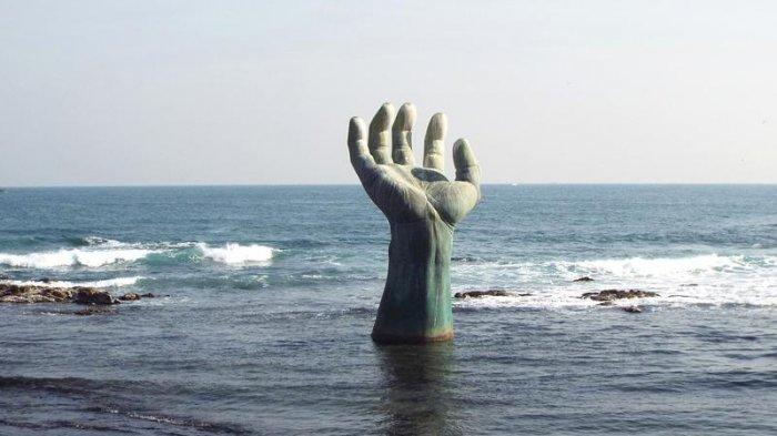 6 Patung Tangan Raksasa di Dunia, Ada yang Bisa Dijumpai di Bandung ...