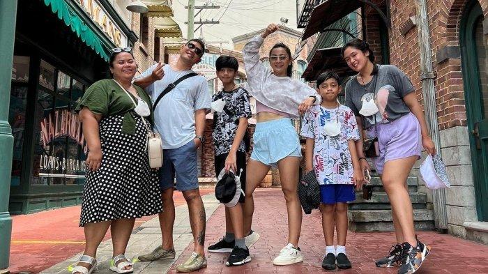 Keluarga Hesti Purwadinata dan Edo Borne Ramai-ramai Liburan ke ...